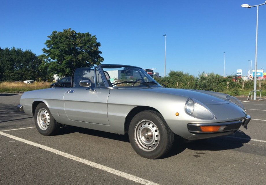 Location Alfa Romeo Spider duetto 1982 Gris 1982 Gris Vire Normandie