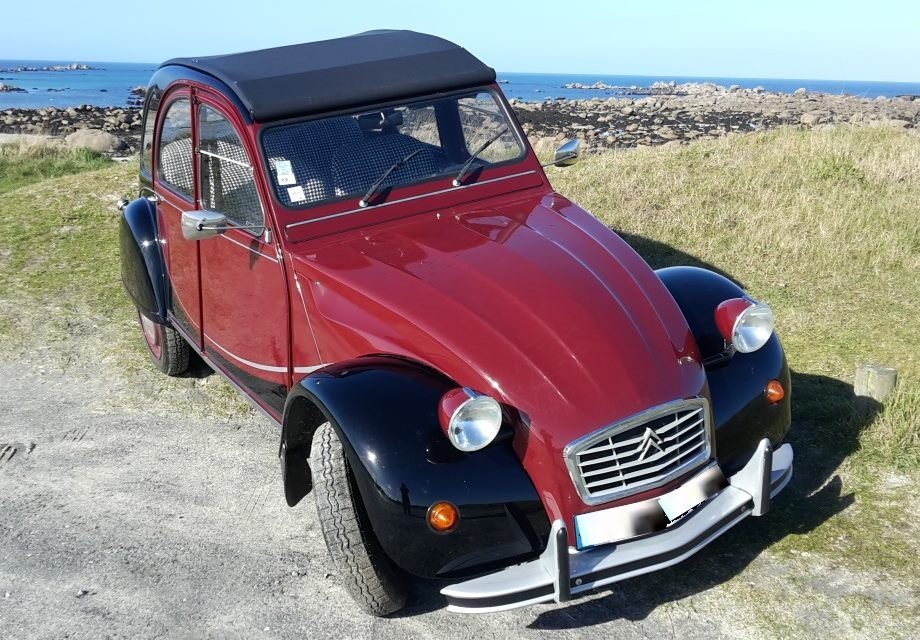 Location Citroën 2cv 1990 Rouge et noir 1990 Rouge et noir Kerlouan