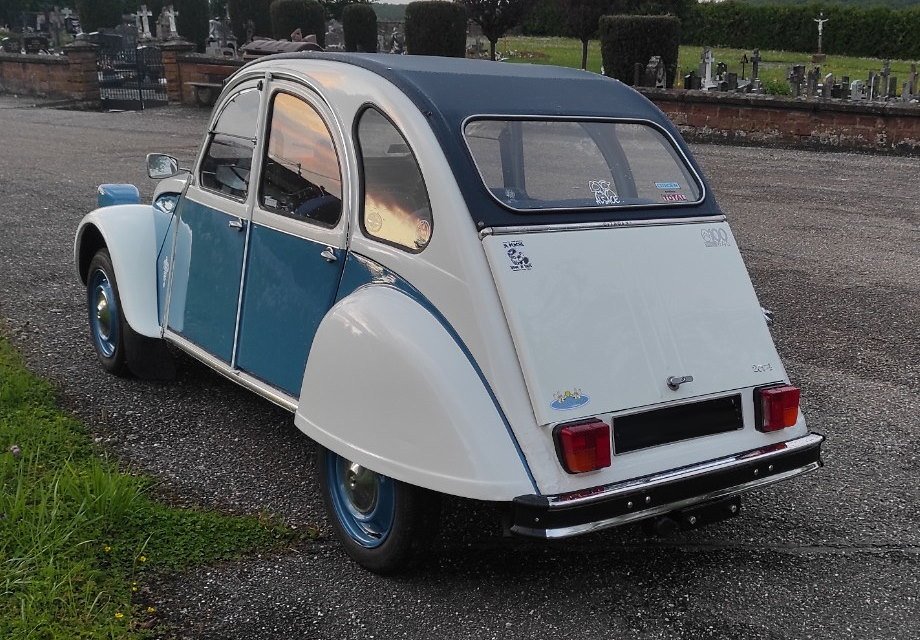 Location Citroën 2CV 4 1978 BLANC/BLEU 1978 BLANC/BLEU WESTHOFFEN