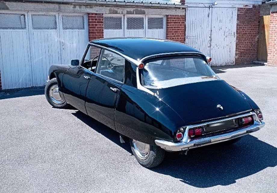 Location Citroën DS 20 1969 Noire 1969 Noire CAMBRAI