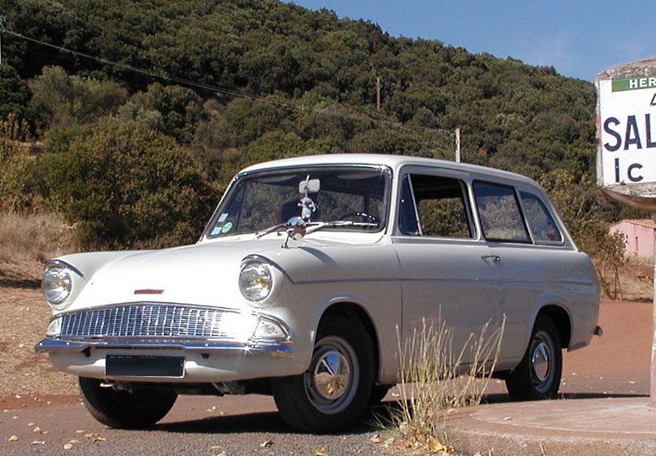 Location Ford Anglia Estate 1965 blanche 1965 blanche VALFLAUNES