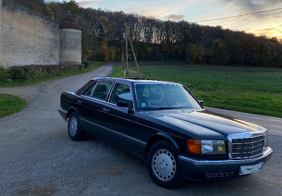Location Mercedes Benz w126 1990 Gris foncé 1990 Gris foncé Clamecy