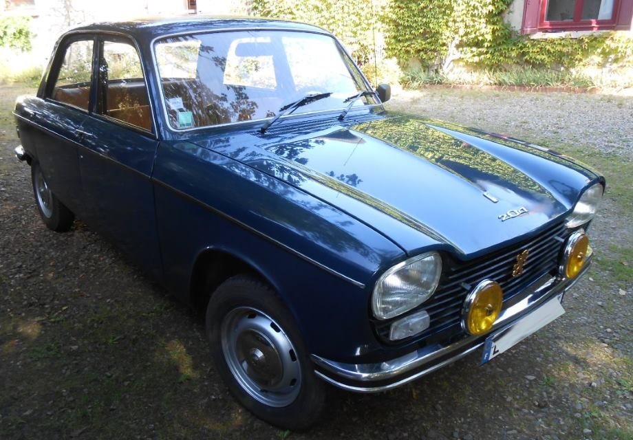 Location Peugeot 204 1975 bleue 1975 bleue Vichy