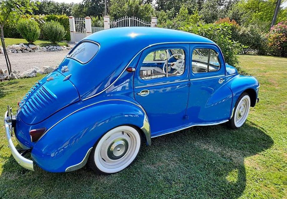 Location Renault 4cv bleu capri pour mariage merenvielle