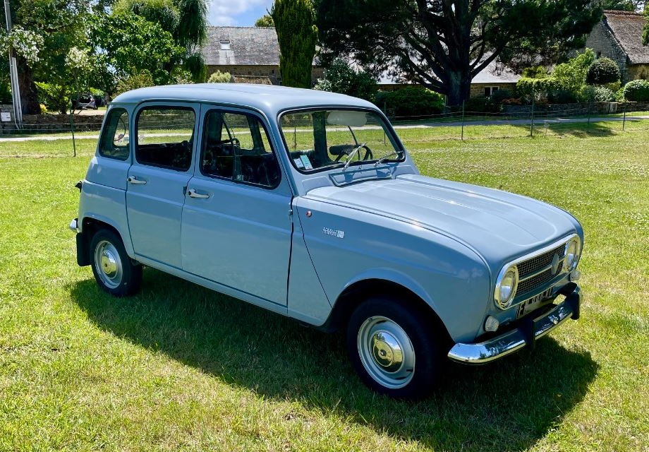 Location Renault 4L bleu pour mariage Plougoumelen