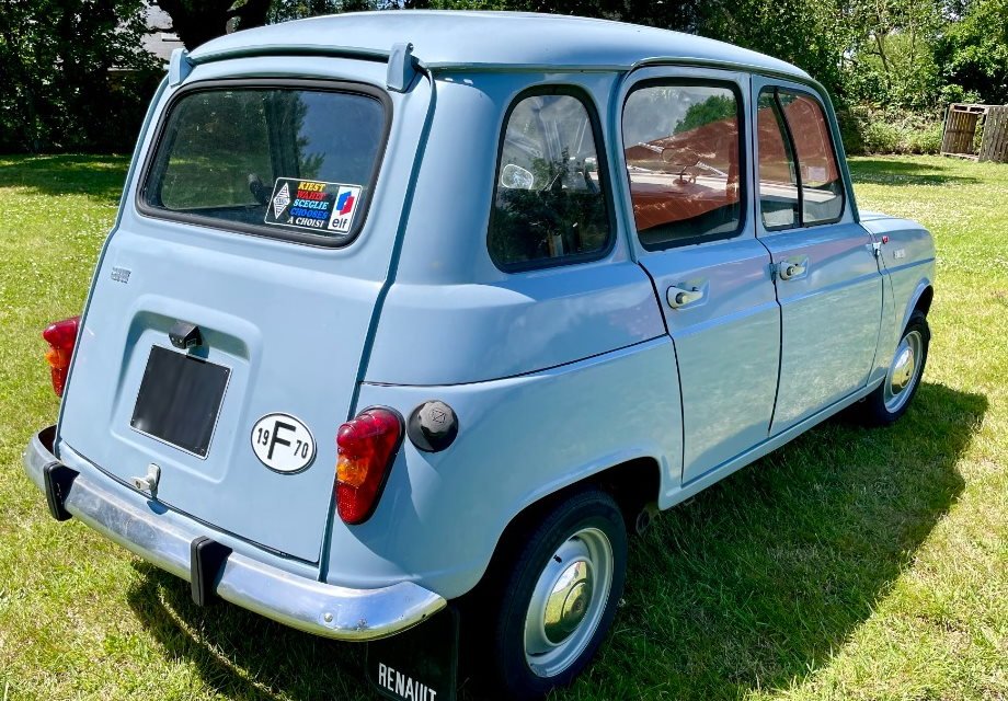 Location Renault 4L bleu pour mariage Plougoumelen