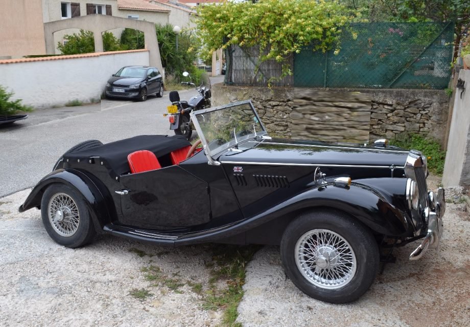 Location Triumph GENTRY type mg NOIRE pour mariage LA CIOTAT
