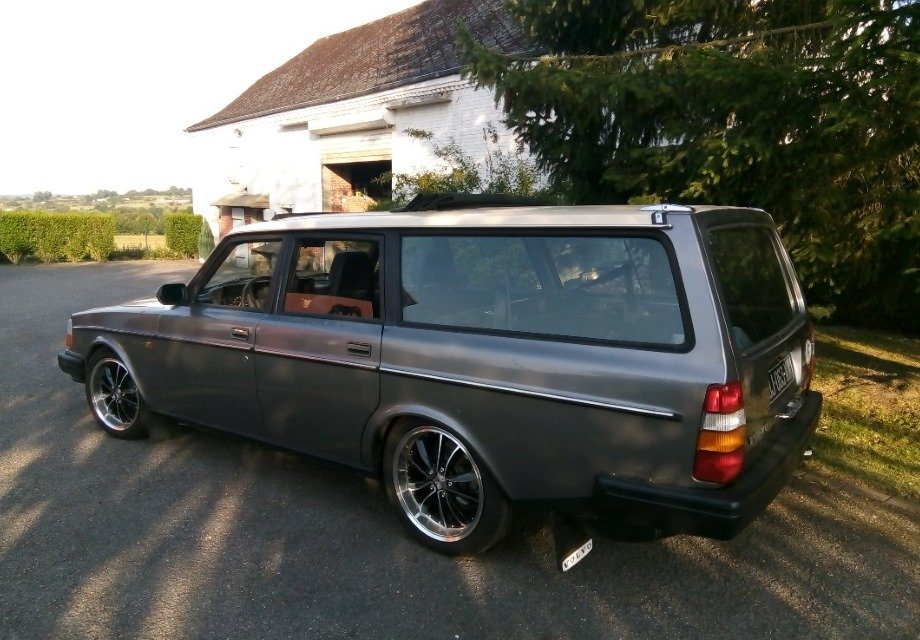 Location Volvo 240 1984 gris/beige 1984 gris/beige floyon