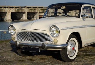 Location Simca P60 ELYSEE 1959 crème et noire 1959 crème et noire bordeaux